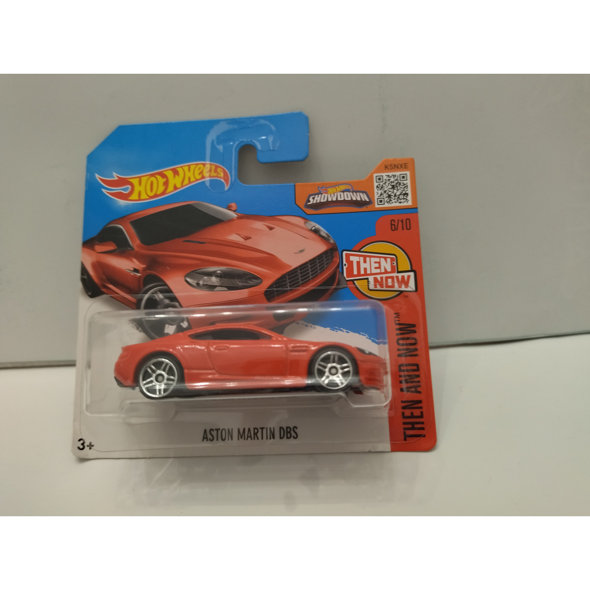 ASTON MARTIN DBS RED 1:64 HOT WHEELS CARTON MAL ESTADO/CARD DAMAGED ...