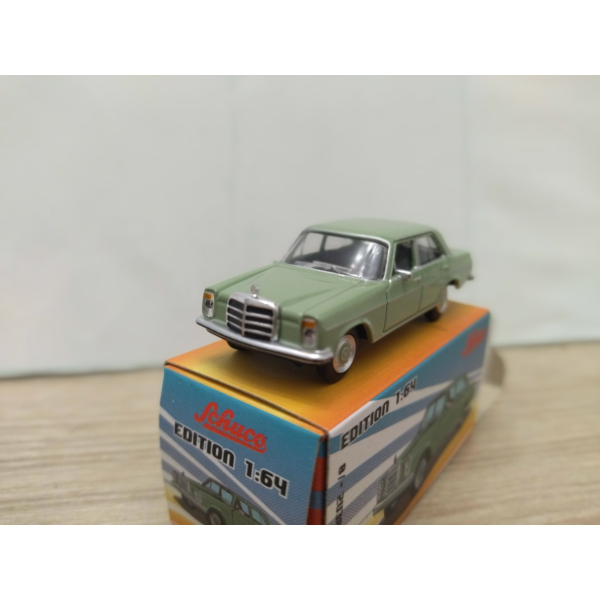 MERCEDES-BENZ W115 200/8 1968 GREEN 1:64 SCHUCO - BCN STOCK CARS