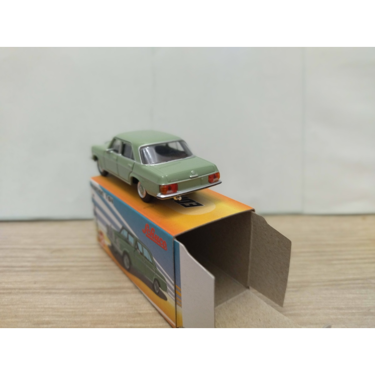 MERCEDES-BENZ W115 200/8 1968 GREEN 1:64 SCHUCO - BCN STOCK CARS