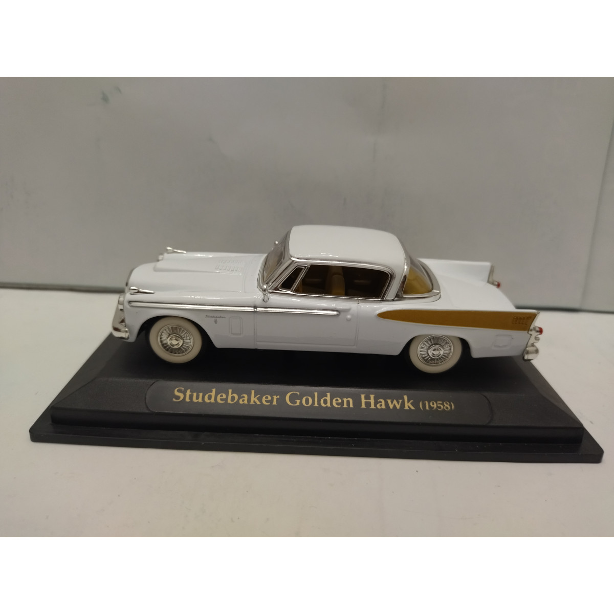 STUDEBAKER GOLDEN HAWK 1958 WHITE 1:43 ROAD SIGNATURE BOX - BCN STOCK CARS