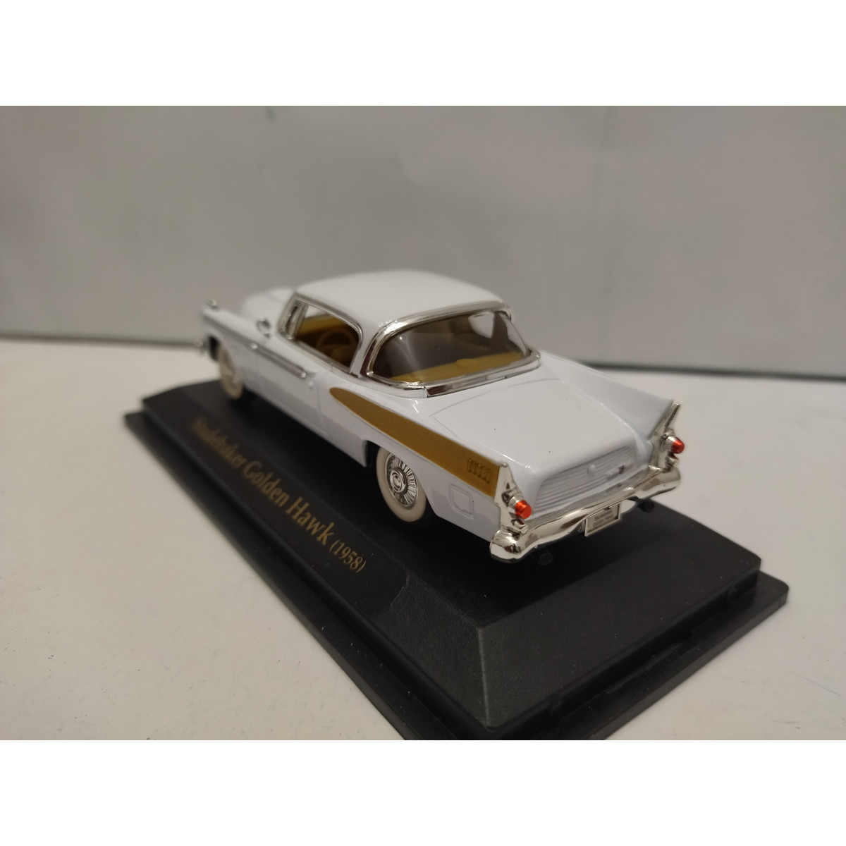 STUDEBAKER GOLDEN HAWK 1958 WHITE 1:43 ROAD SIGNATURE BOX - BCN STOCK CARS