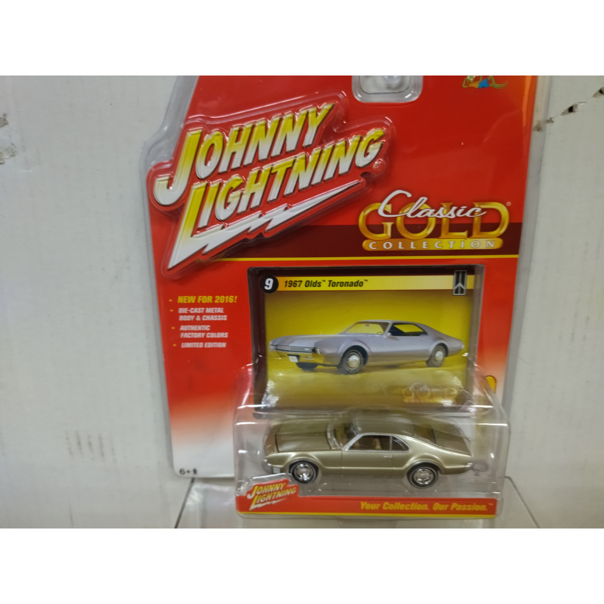 OLDSMOBILE TORONADO 1967 GOLD CLASSIC GOLD 1:64 JOHNNY LIGHTNING - BCN STOCK CARS