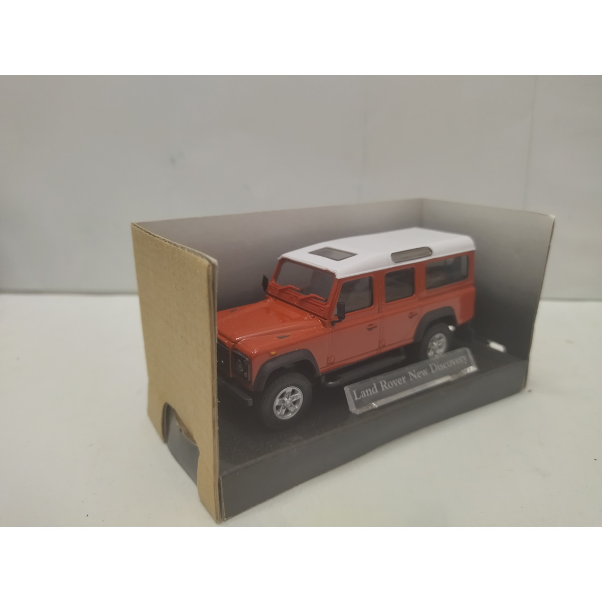 LAND ROVER NEW DISCOVERY RED 6 WHITE 1:43 CARARAMA - BCN STOCK CARS