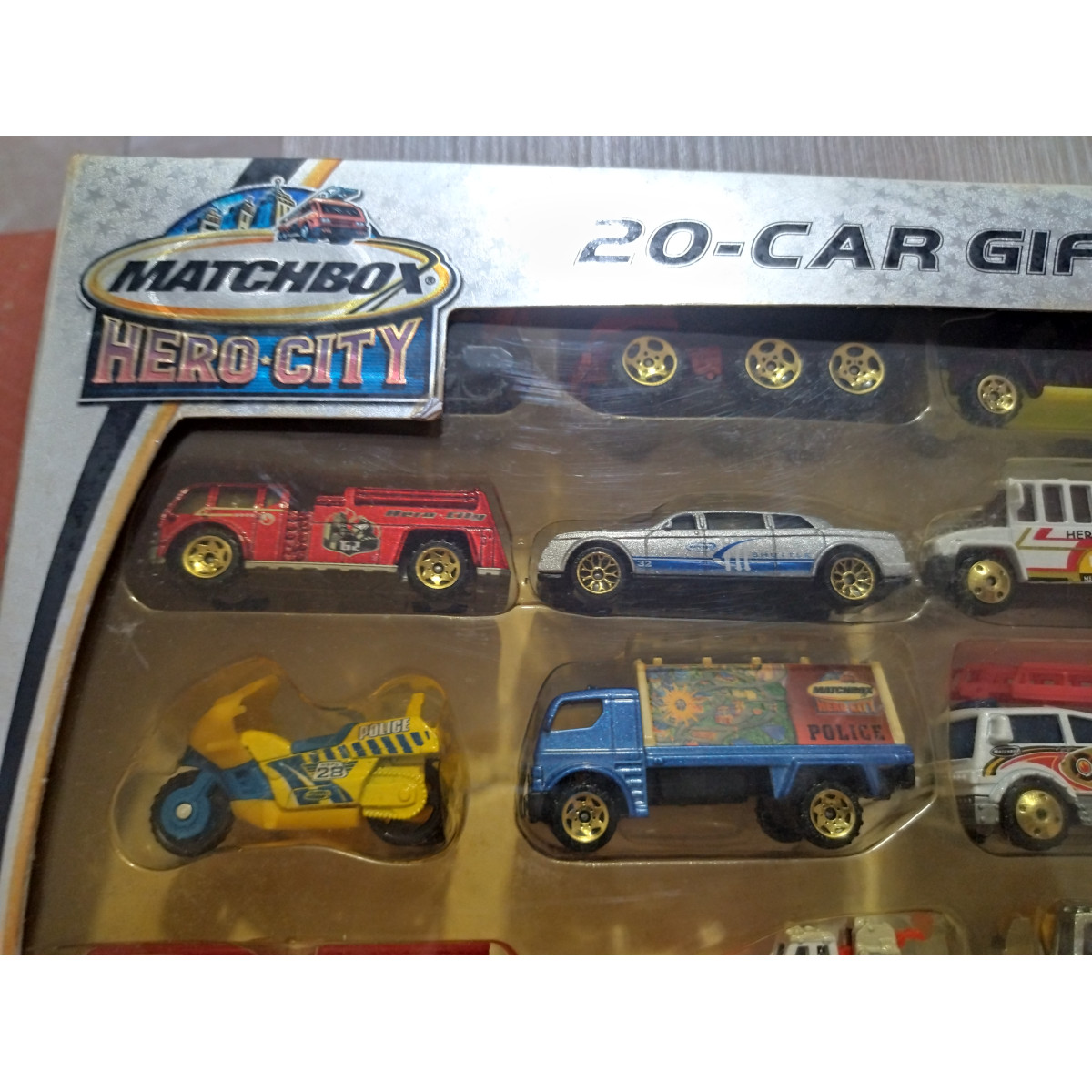 20 PACK CAR GIFT SET HERO CITY 1:64 MATCHBOX - BCN STOCK CARS