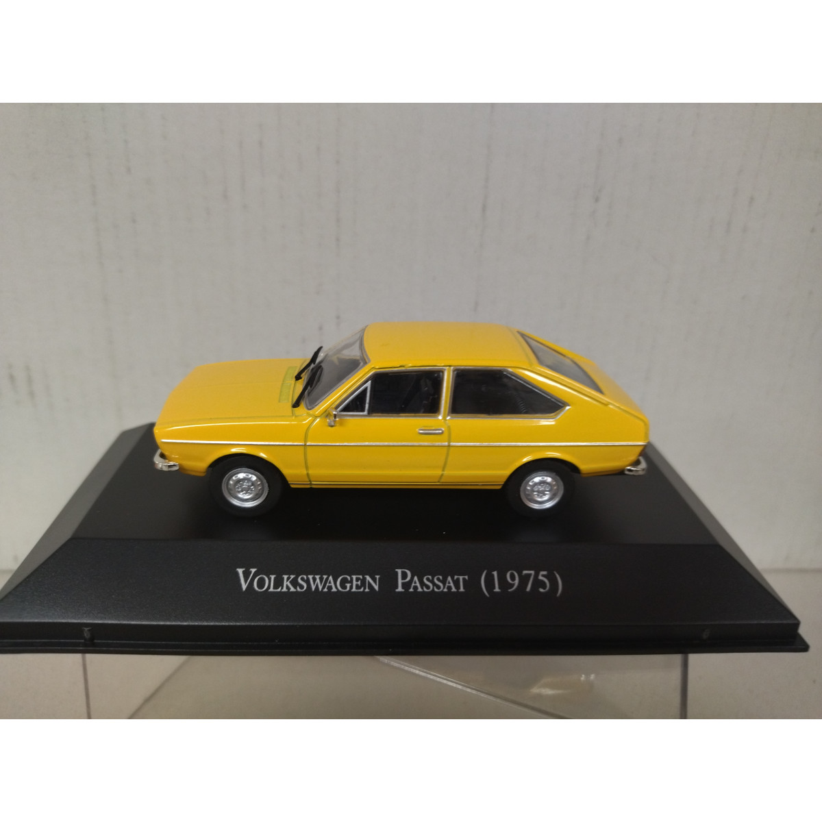 VOLKSWAGEN PASSAT 1975 YELLOW INESQUECIVEIS BRASIL 1:43 DeAGOSTINI IXO ...