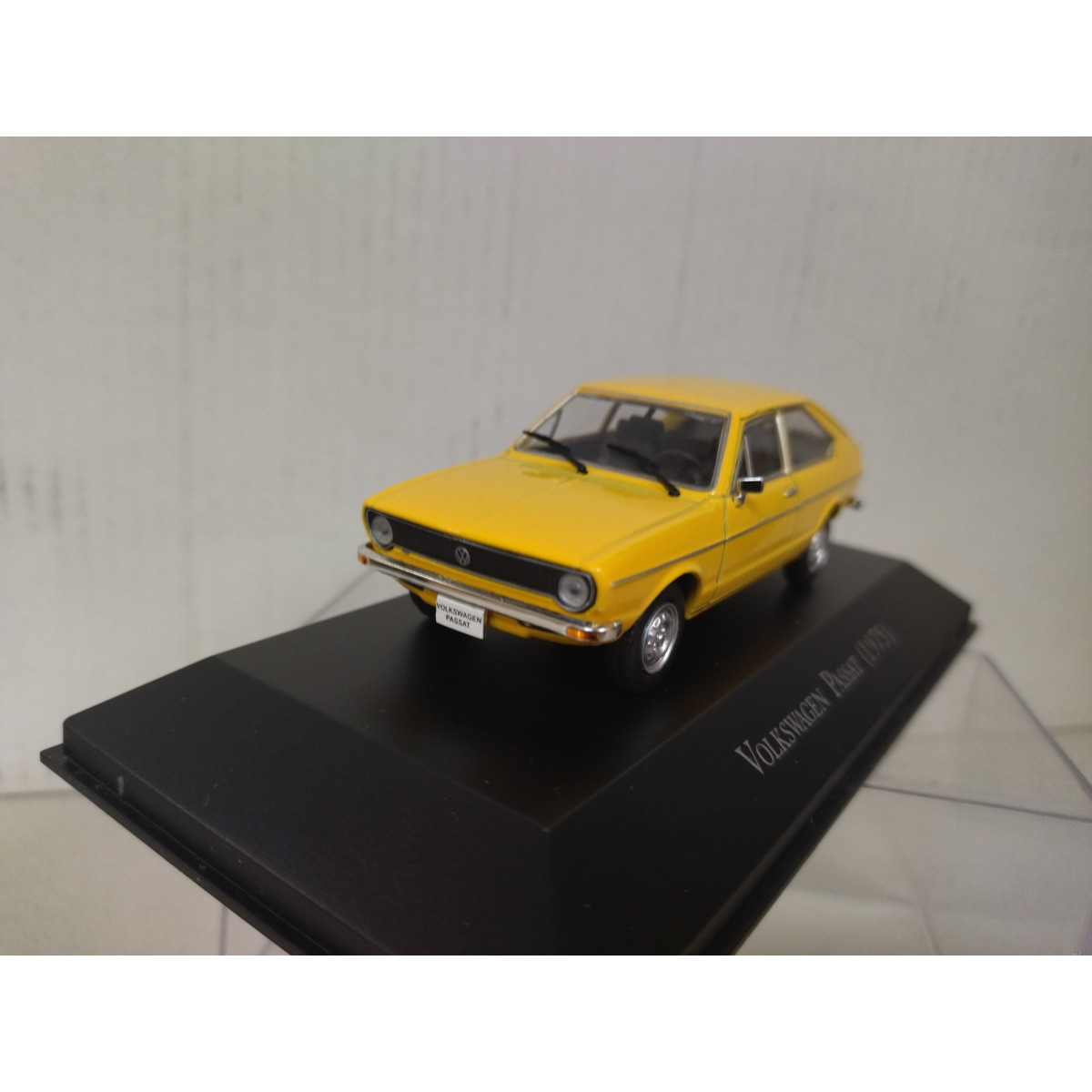 VOLKSWAGEN PASSAT 1975 YELLOW INESQUECIVEIS BRASIL 1:43 DeAGOSTINI IXO ...