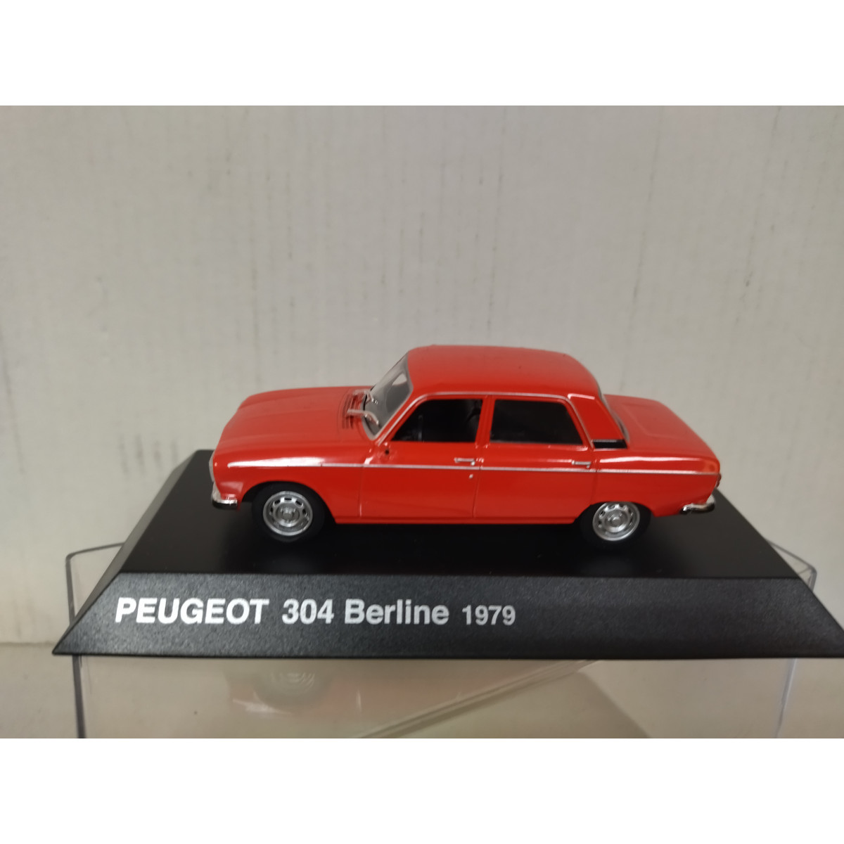 PEUGEOT 304 1979 BERLINE RED 1:43 HACHETTE NOREV DEFECT/ RETRO ROTO ...