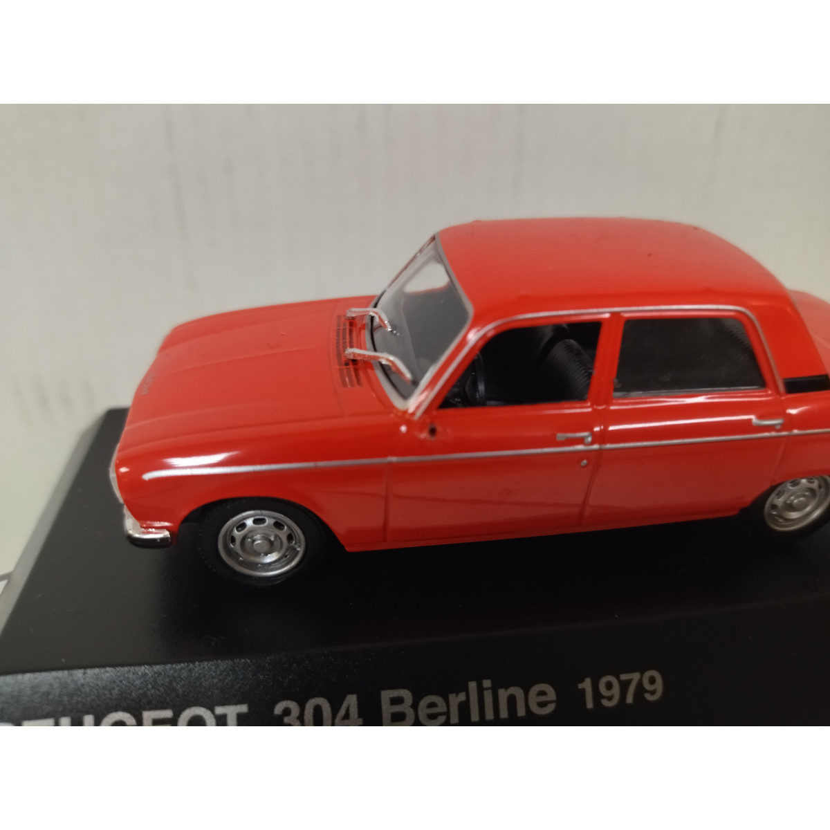 PEUGEOT 304 1979 BERLINE RED 1:43 HACHETTE NOREV DEFECT/ RETRO ROTO ...