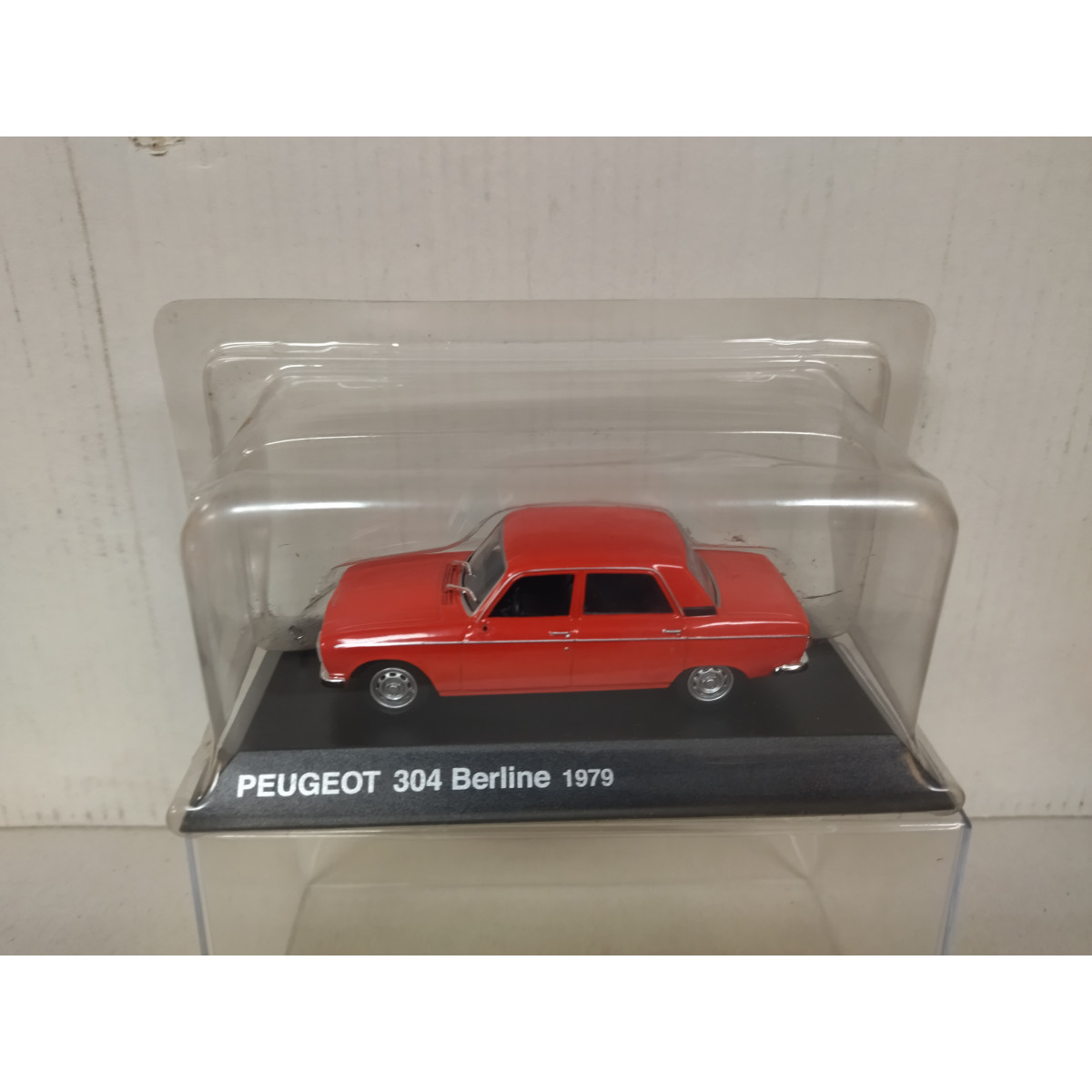 PEUGEOT 304 1979 BERLINE RED 1:43 HACHETTE NOREV DEFECT/ RETRO ROTO ...