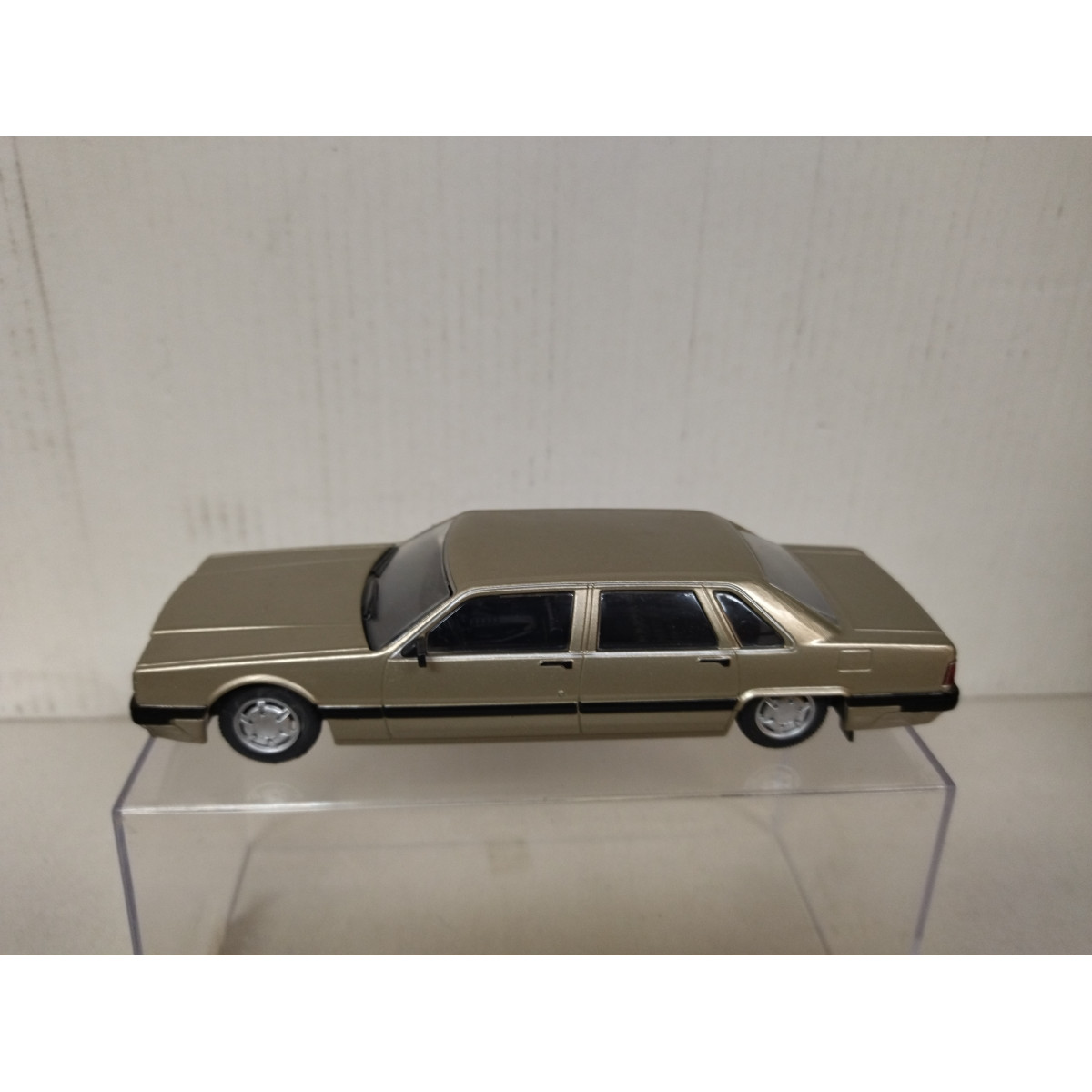 ZIL-4102 1988 GOLD LIMOUSINE 1:43 DeAGOSTINI IXO - BCN STOCK CARS
