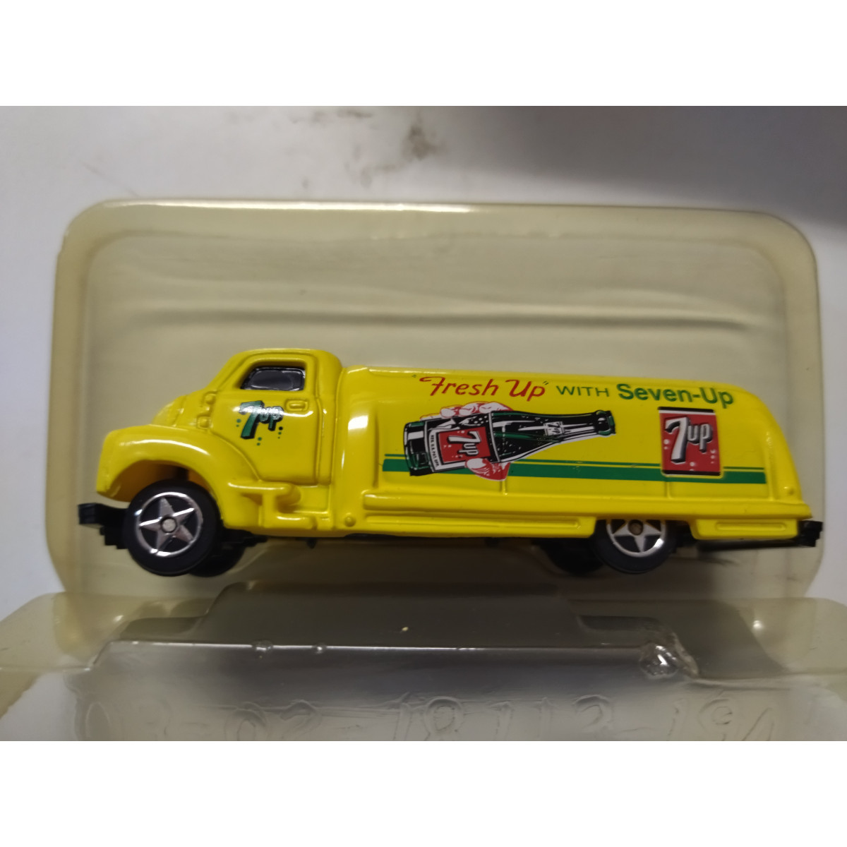 CAMION/TRUCK BOTTLE TRUCK YELLOW 7UP 1:87 H0 GOLDEN WHEELS - BCN STOCK CARS