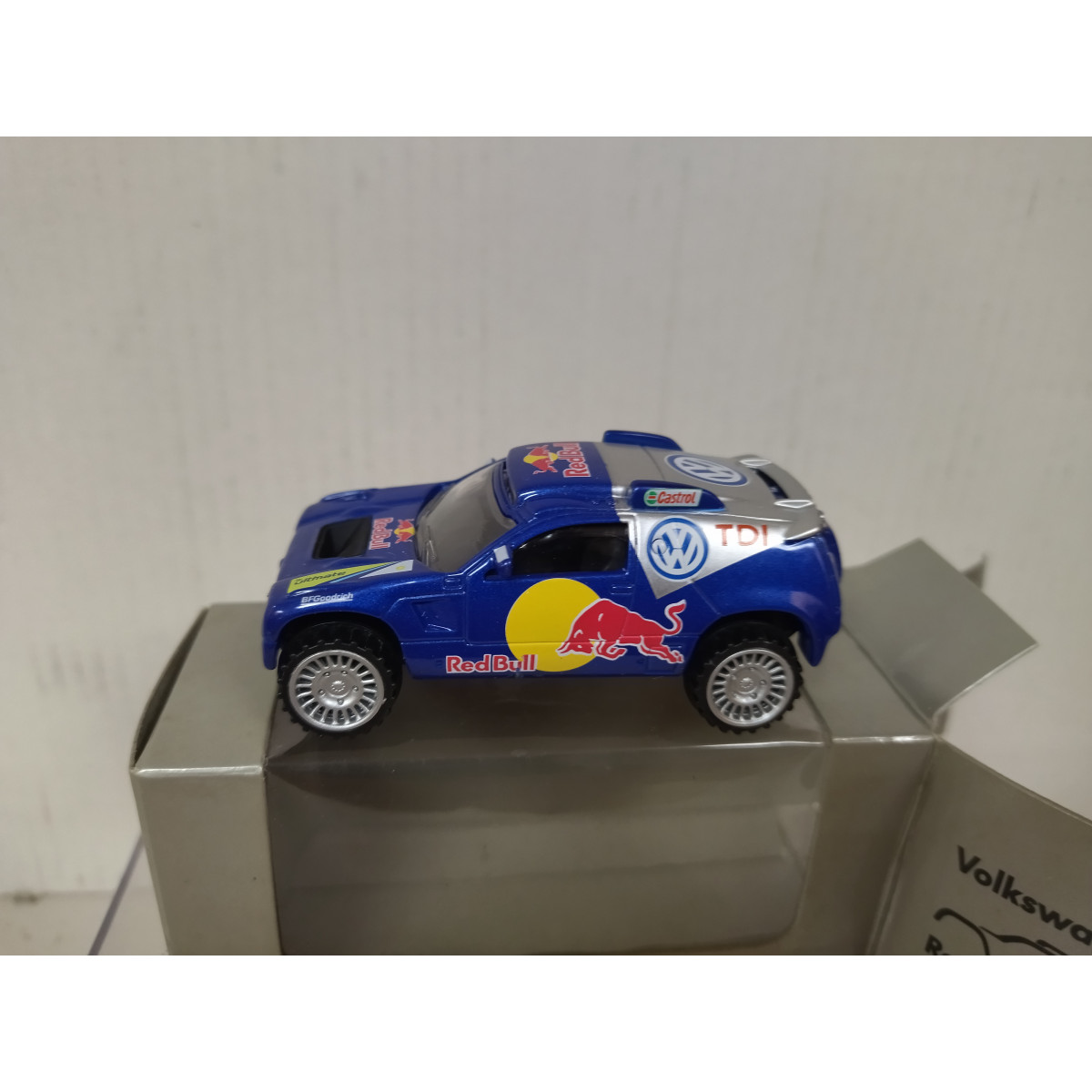 VOLKSWAGEN RACE TOUAREG 2006 RED BULL BOX DEALER apx 1:64 NOREV 3 ...