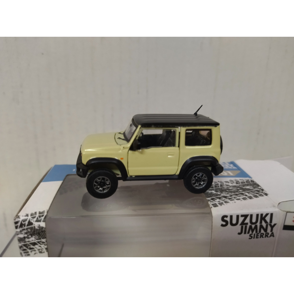 SUZUKI JIMNY/SIERRA JB74 CHIFFON IVORY MET RHD 1:64 BM CREATIONS 01 ...