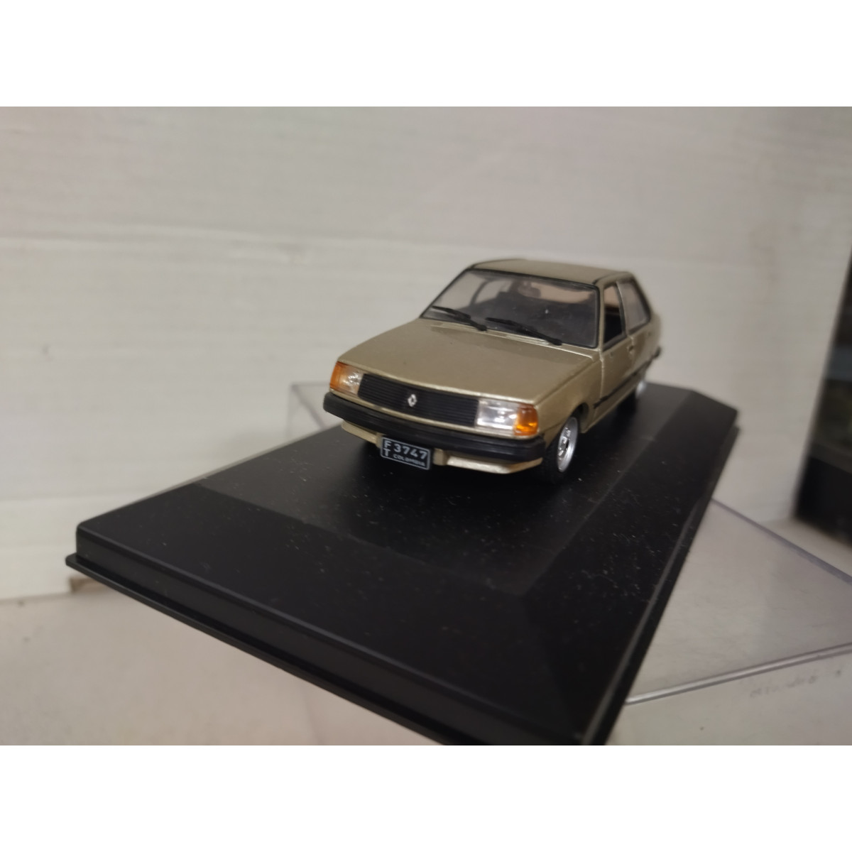 RENAULT 18 1986 GTL COLOMBIA 1:43 LUPPA IXO CAJA NO ORIGINAL DEFECT/NO ...