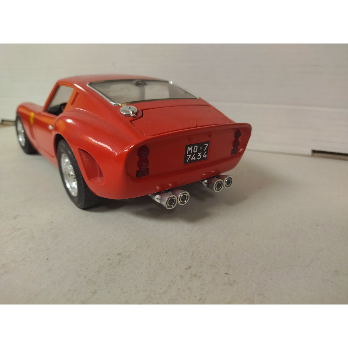 FERRARI GTO 1962 RED 1:18 BBURAGO NO BOX DEFECT/PINTURA - BCN STOCK CARS