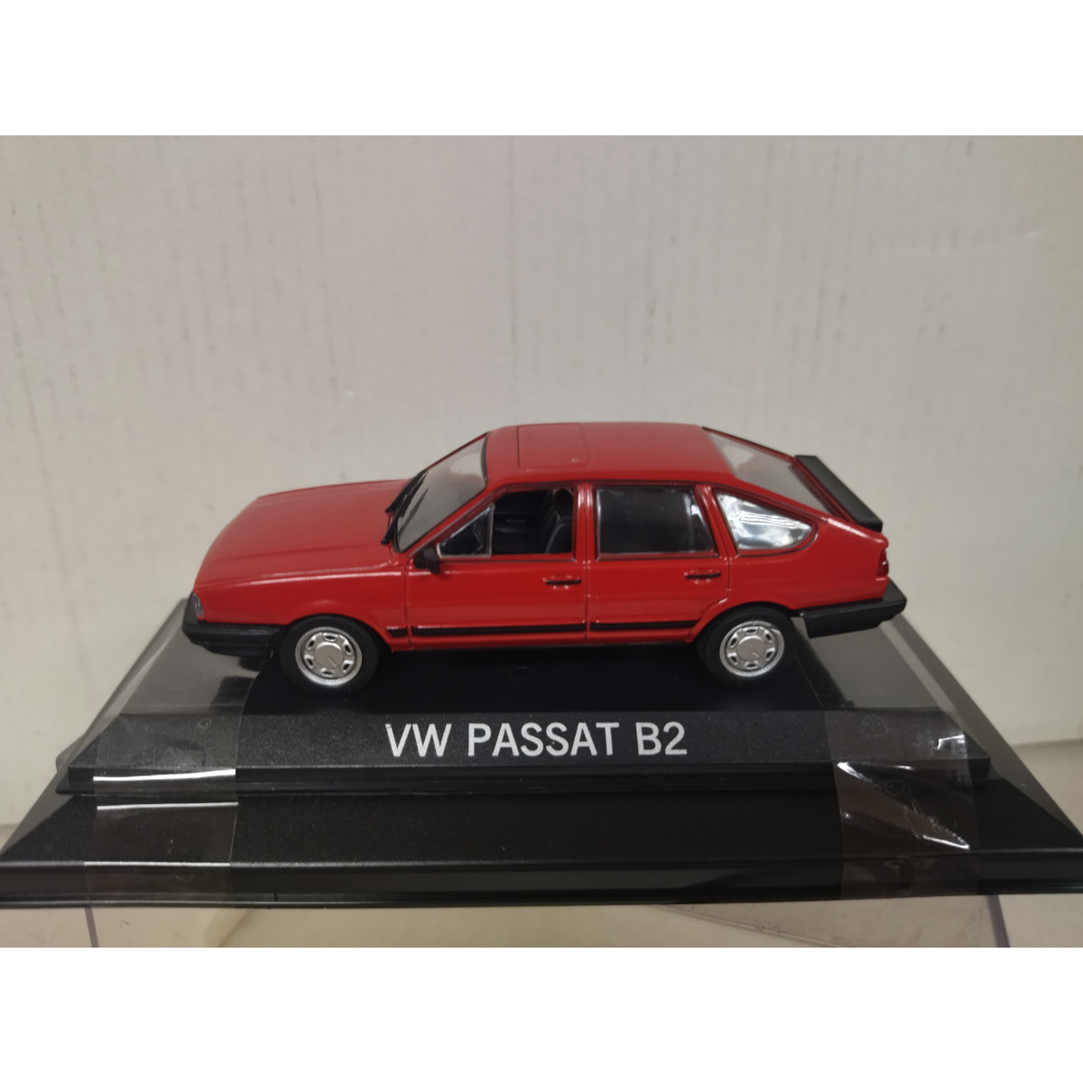 VOLKSWAGEN PASSAT B2 1980-88 RED 1:43 DeAGOSTINI IXO - BCN STOCK CARS