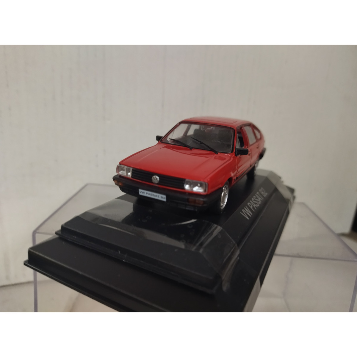 VOLKSWAGEN PASSAT B2 1980-88 RED 1:43 DeAGOSTINI IXO - BCN STOCK CARS