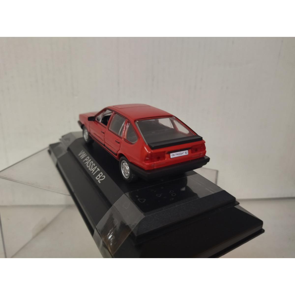 VOLKSWAGEN PASSAT B2 1980-88 RED 1:43 DeAGOSTINI IXO - BCN STOCK CARS