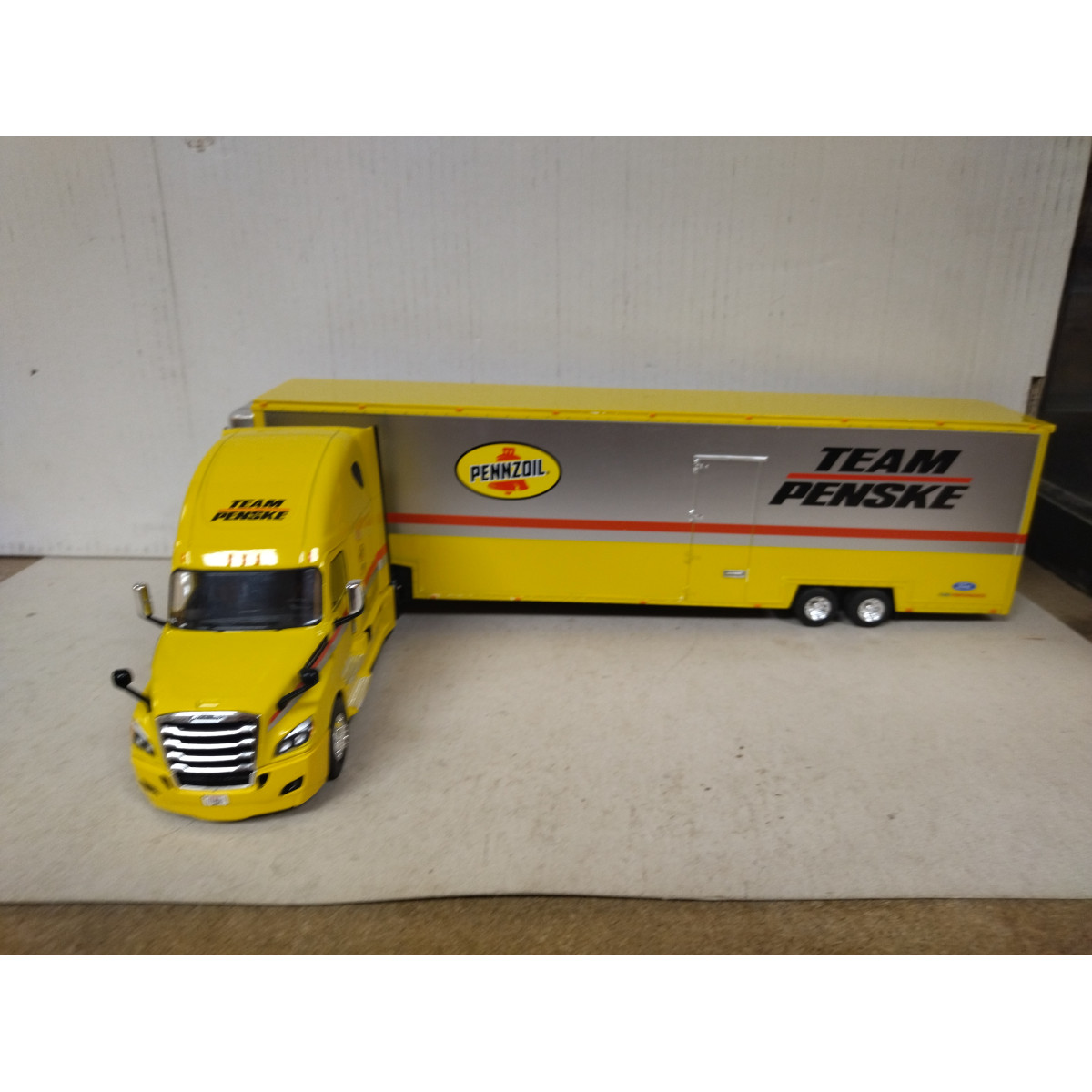 FREIGHTLINER CASCADIA 2020 TEAM PENSKE NASCAR AMERICAN TRUCK 1:43 ...