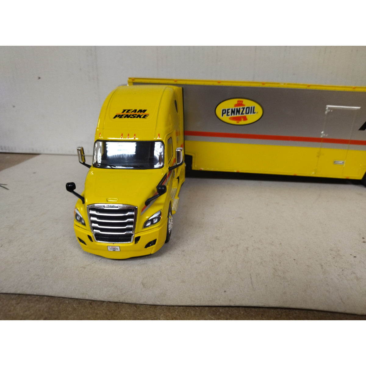 FREIGHTLINER CASCADIA 2020 TEAM PENSKE NASCAR AMERICAN TRUCK 1:43 ...