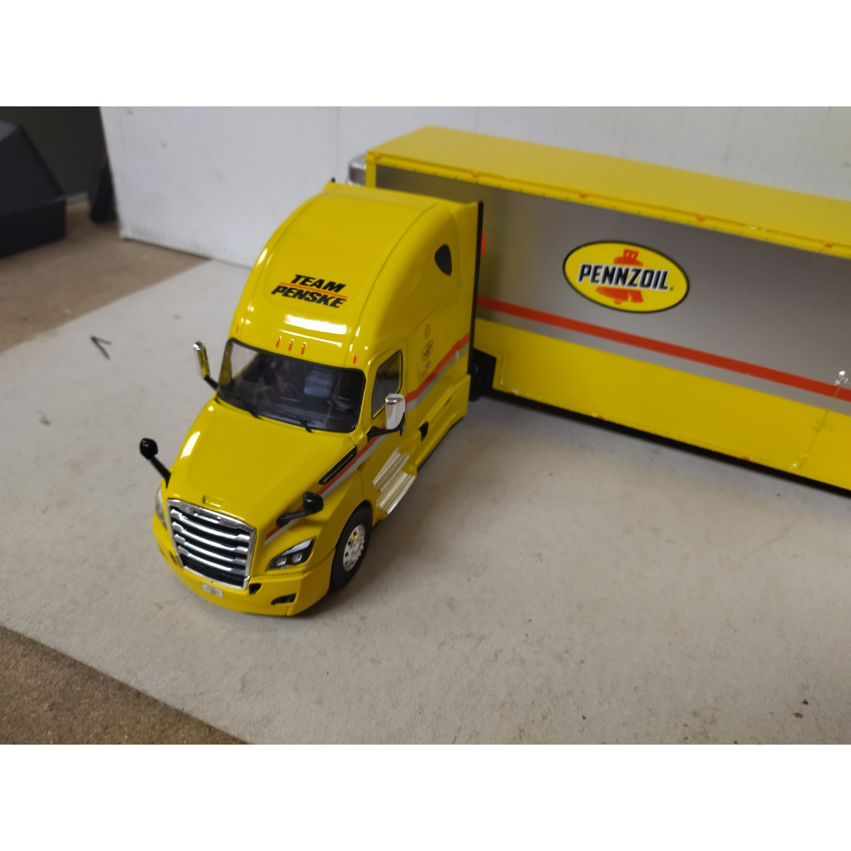 FREIGHTLINER CASCADIA 2020 TEAM PENSKE NASCAR AMERICAN TRUCK 1:43 ...