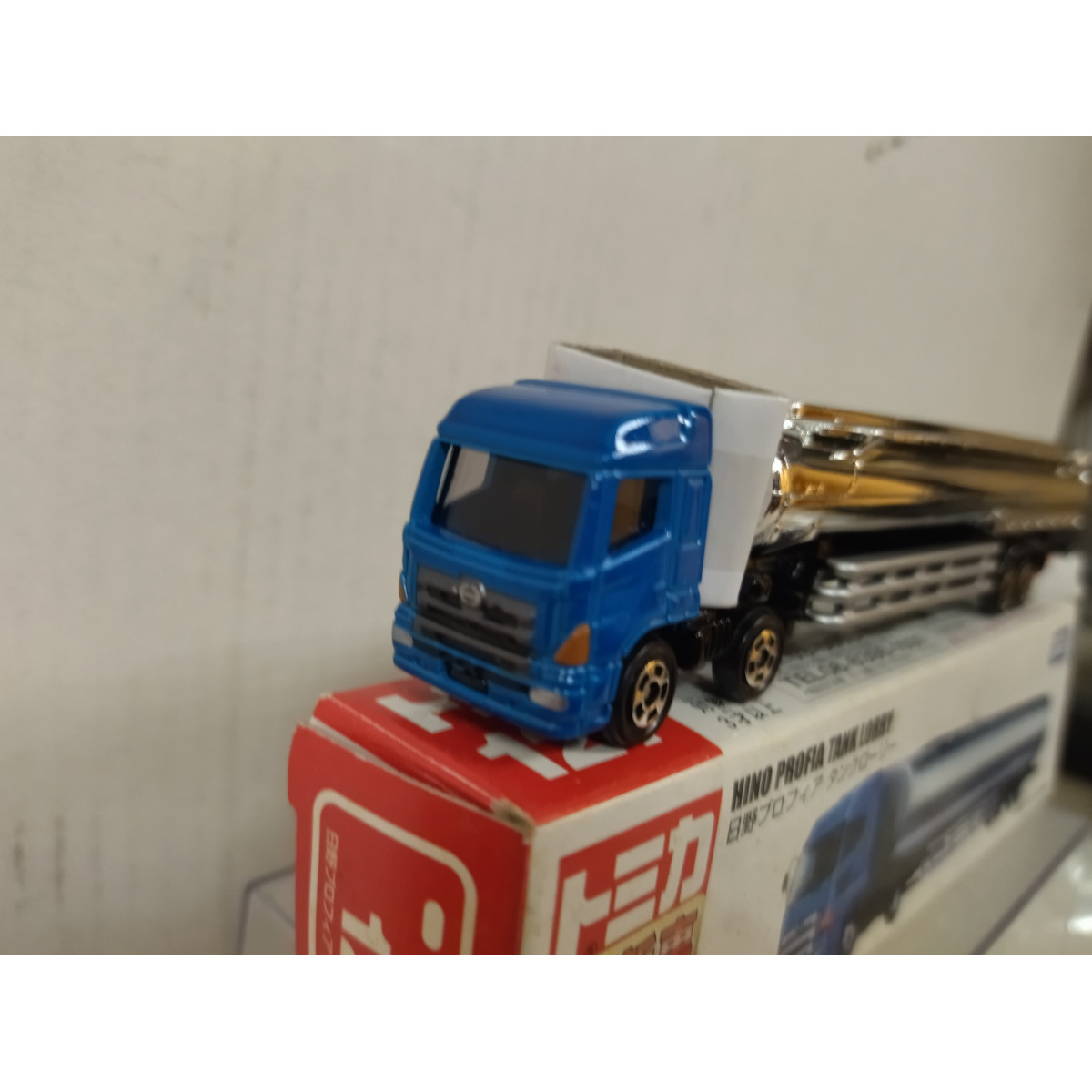 HINO PROFIA TANK LORRY CAMION/TRUCK apx 1:64 TOMICA 121 - BCN STOCK CARS