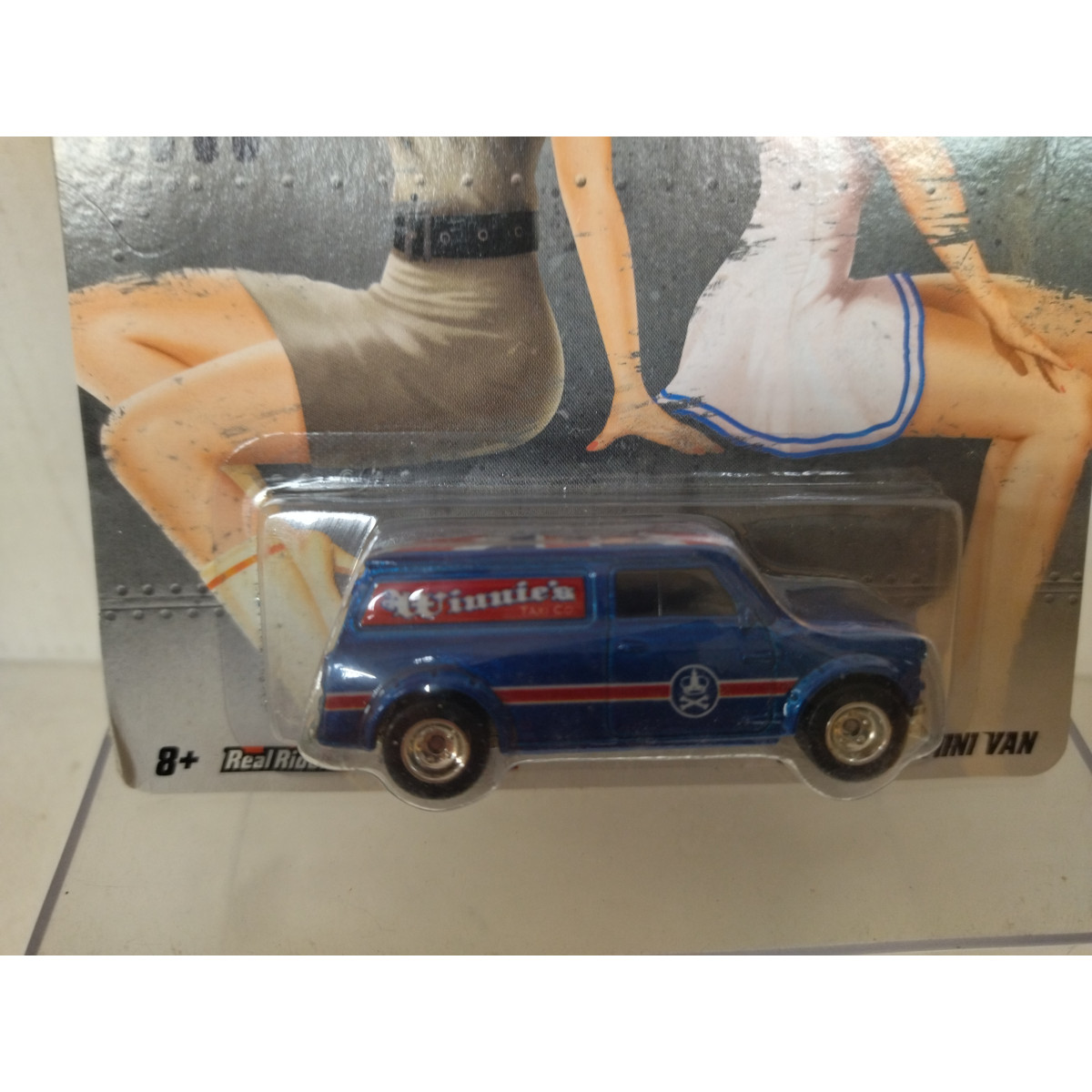 AUSTIN MINI VAN 1967 NOSE ART 1:64 HOT WHEELS PREMIUM - BCN STOCK CARS