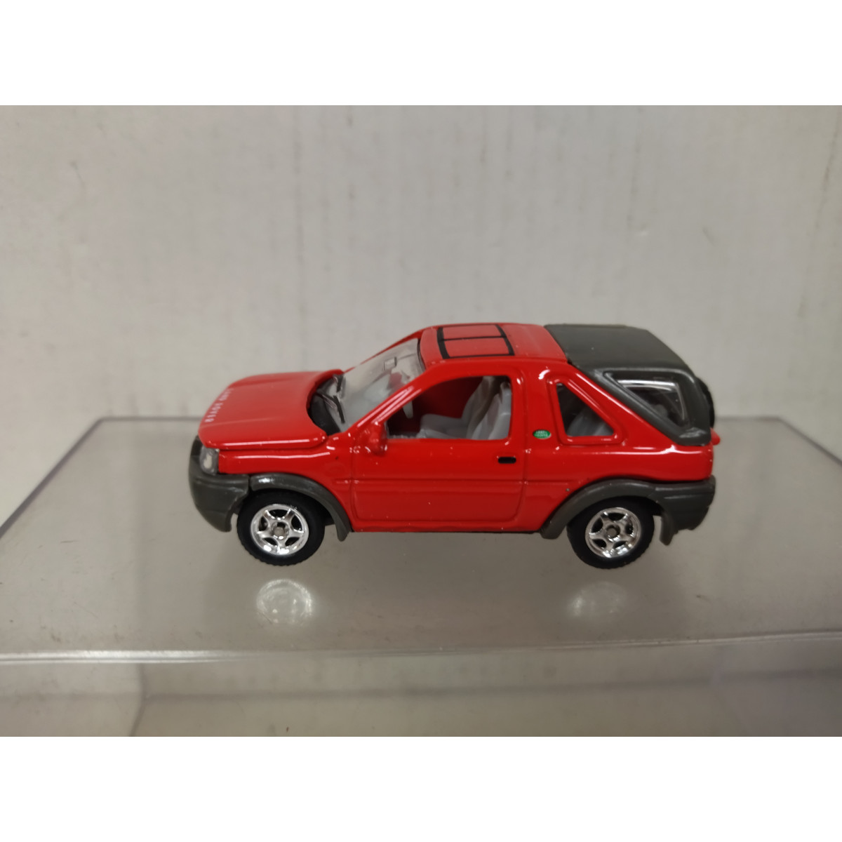 LAND ROVER FREELANDER RED 1:60 /apx 1:64 WELLY BOX RED/GREY - BCN STOCK ...