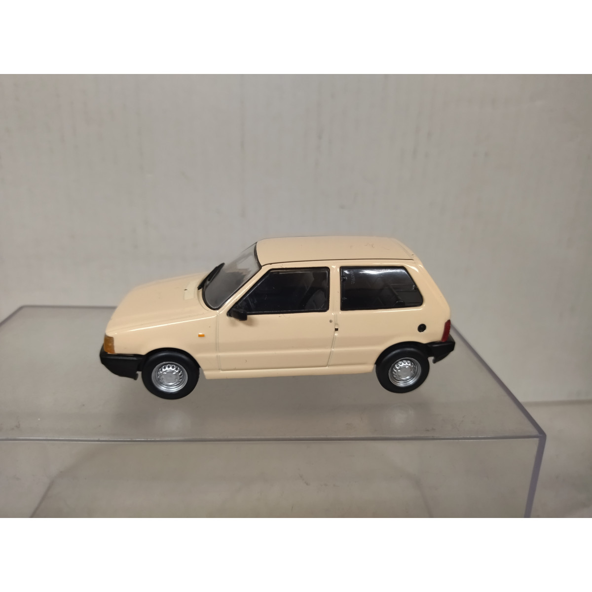 FIAT UNO 1983 BEIGE QUERIDOS AUTOS ECUADOR 1:43 LUPA IXO - BCN STOCK CARS