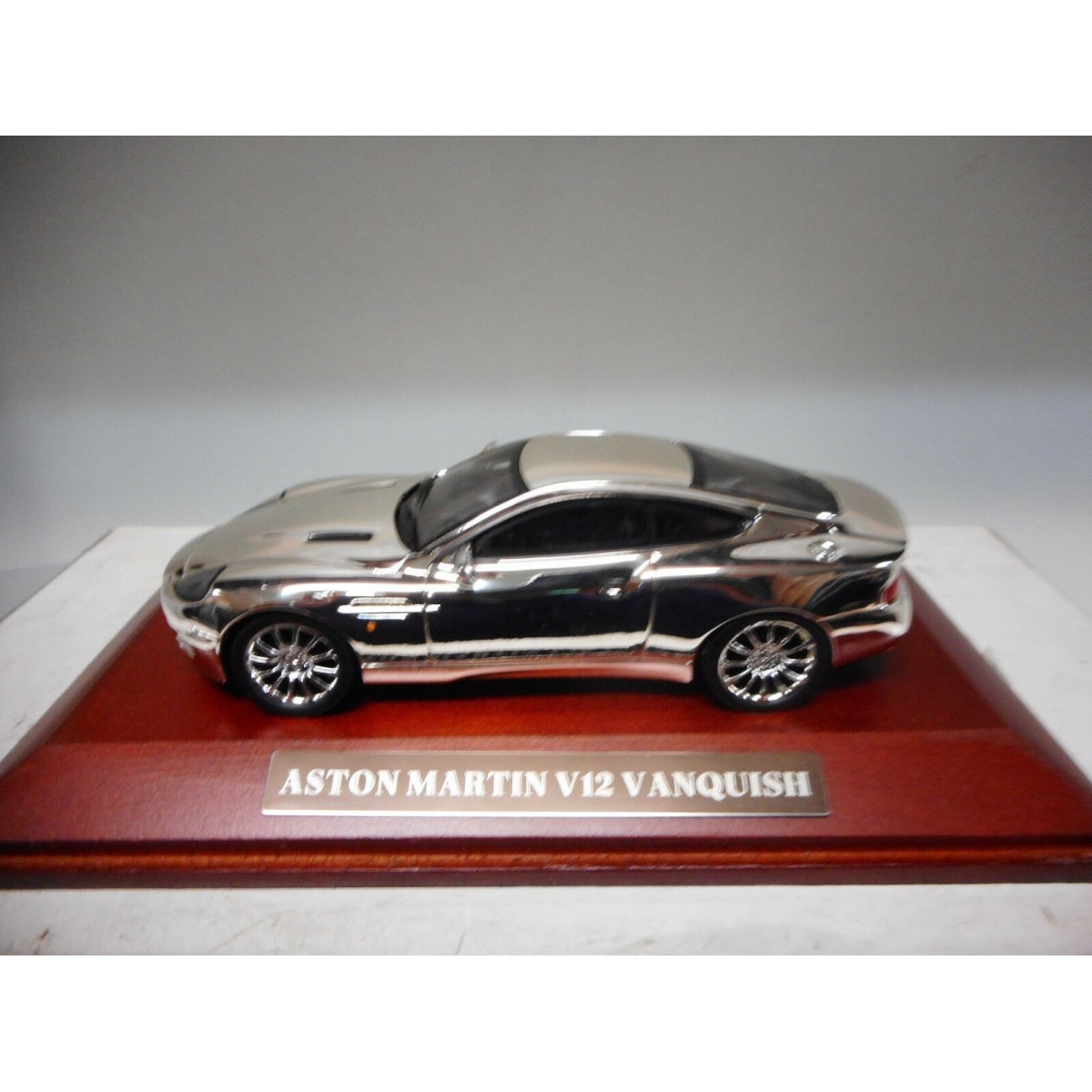 ASTON MARTIN V12 VANQUISH SILVER CARS ALTAYA IXO 1/43 - BCN STOCK CARS