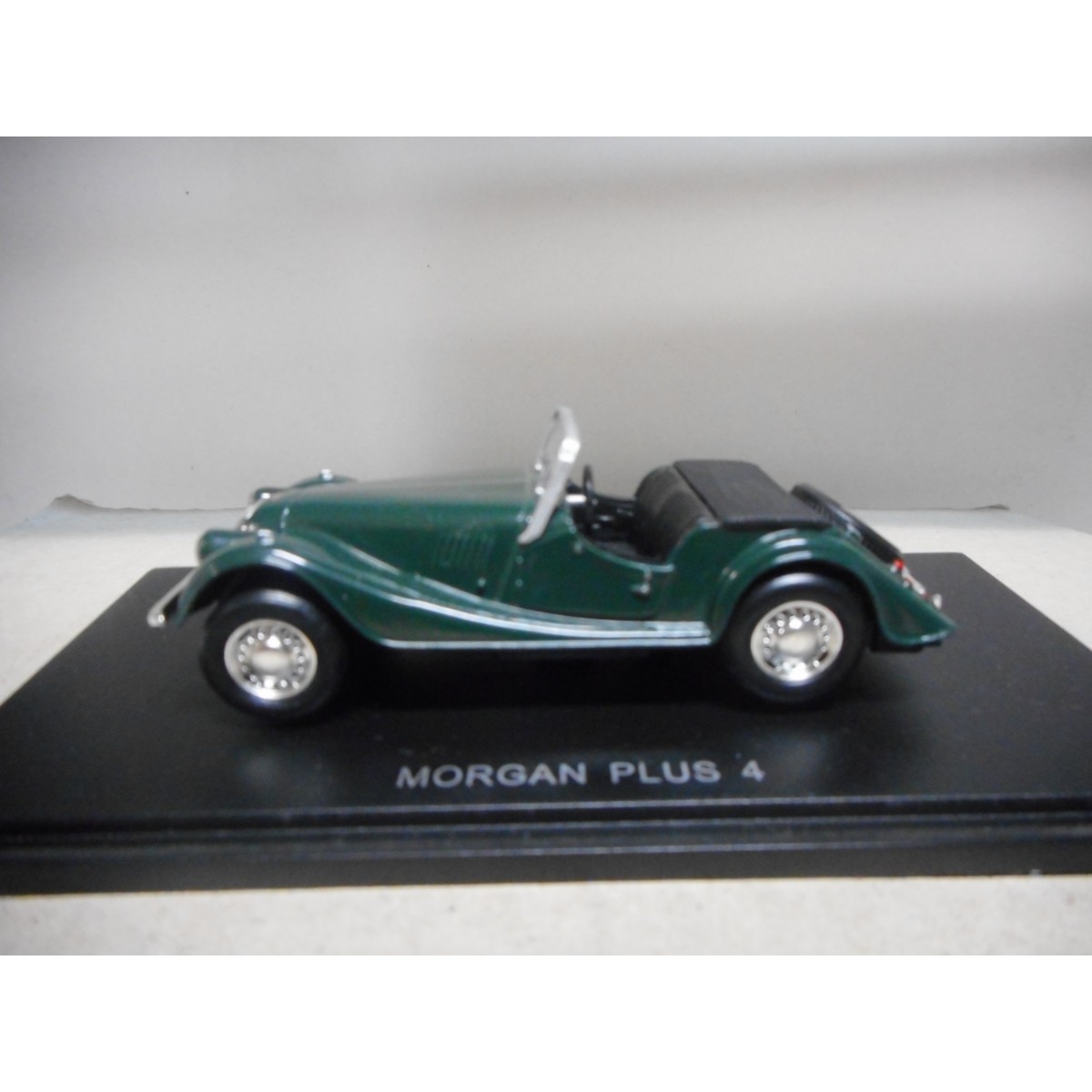 MORGAN PLUS 4 UNIVERSAL HOBBIES 1:43 USADO/VER FOTOS - BCN STOCK CARS