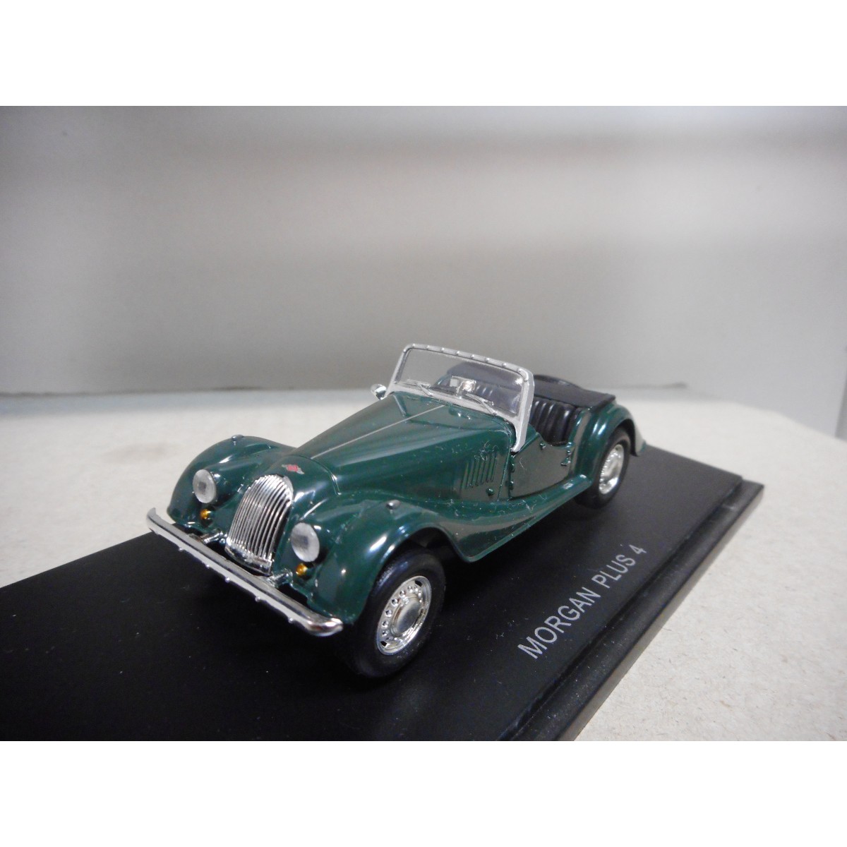 MORGAN PLUS 4 UNIVERSAL HOBBIES 1:43 USADO/VER FOTOS - BCN STOCK CARS