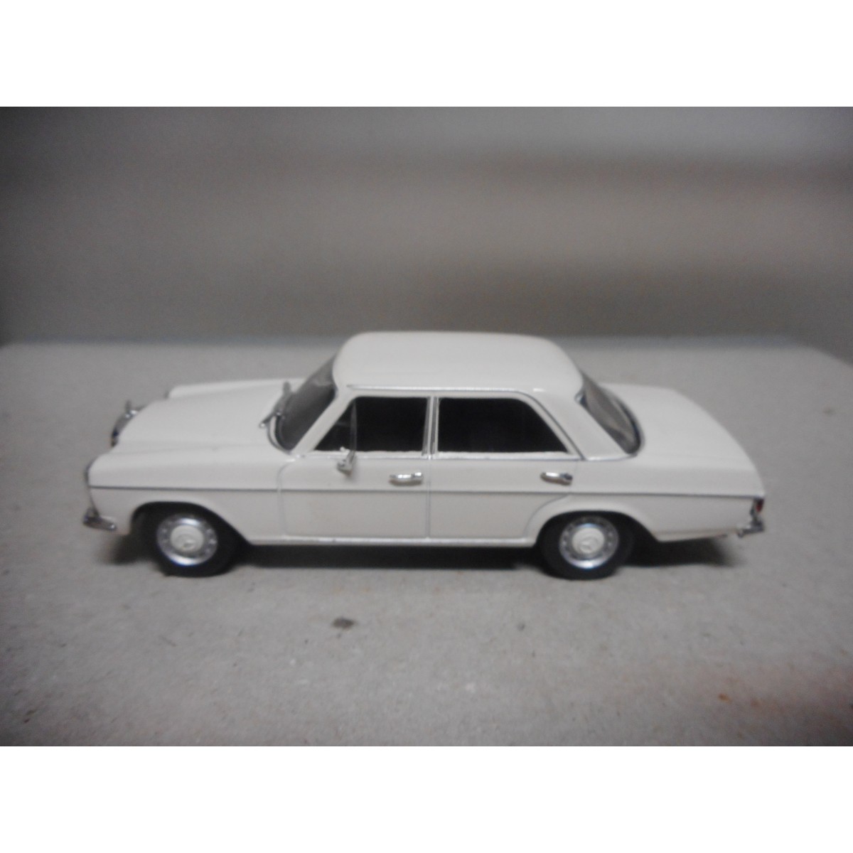 MERCEDES-BENZ W115 220 WHITE/CREAM DeAGOSTINI IXO 1:43 - BCN STOCK CARS