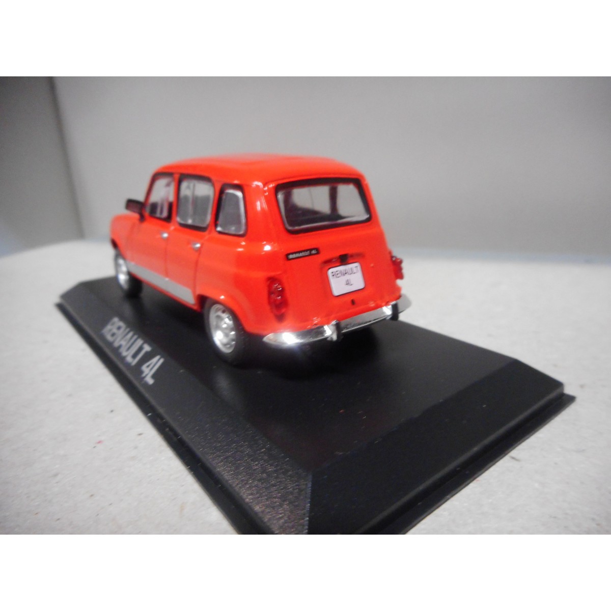 RENAULT 4 L ROUGE 1:43 DeAGOSTINI IXO - BCN STOCK CARS
