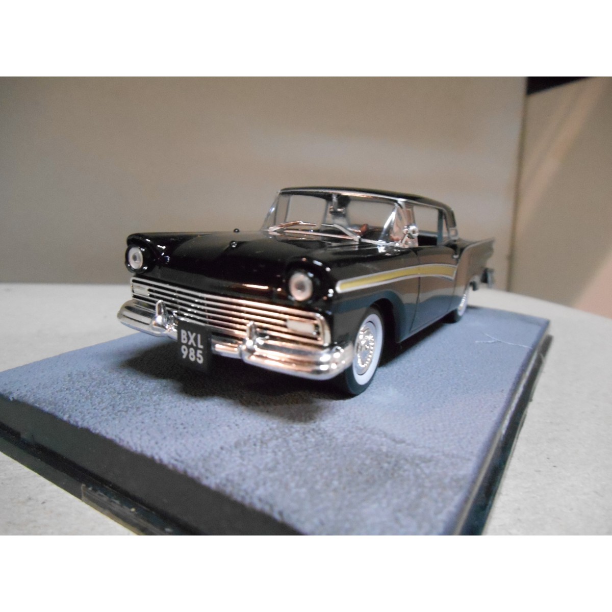 FORD FAIRLANE THUNDERBALL 007 JAMES BOND IXO 1:43 - BCN STOCK CARS