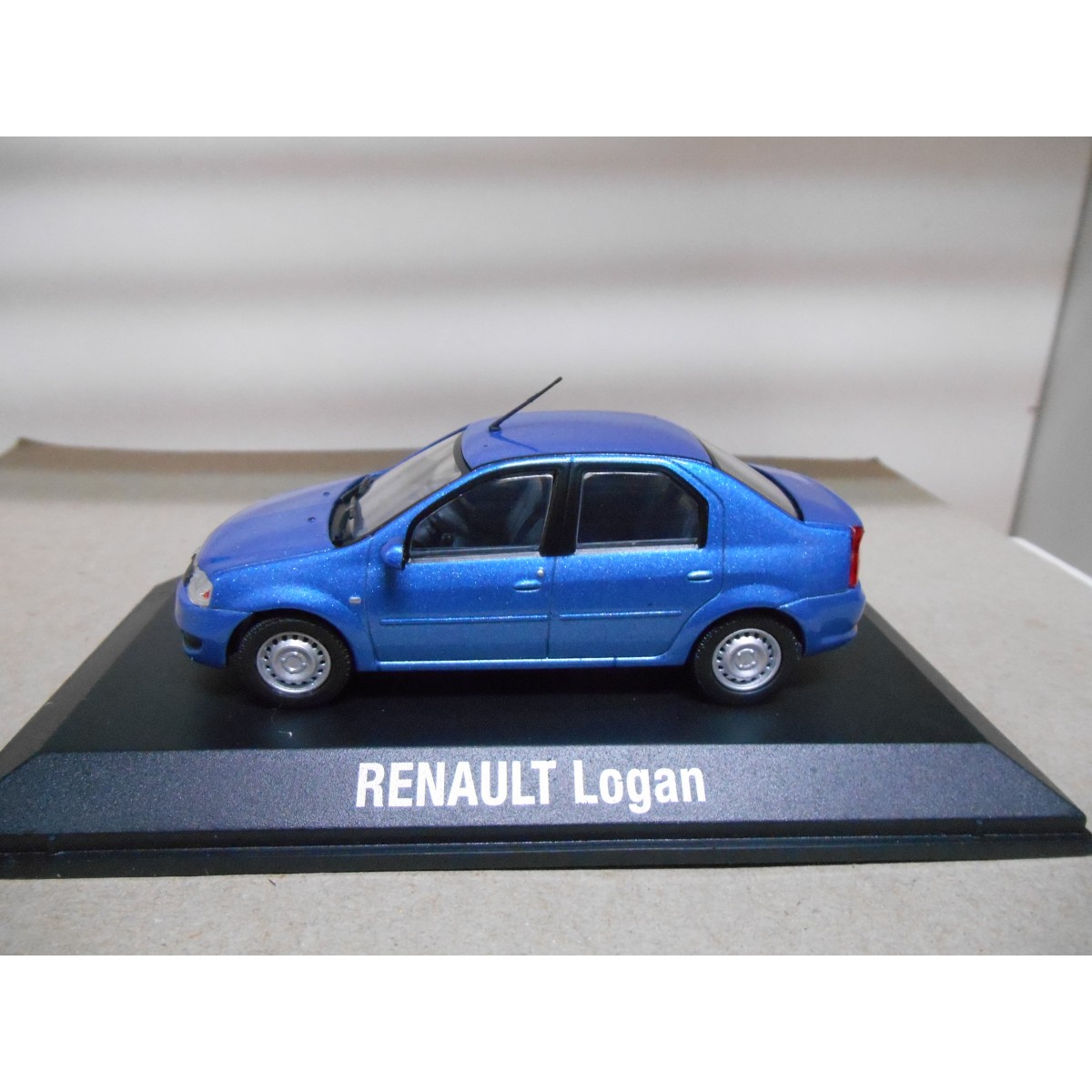 RENAULT LOGAN BLUE 1:43 RENAULT DEALER - BCN STOCK CARS