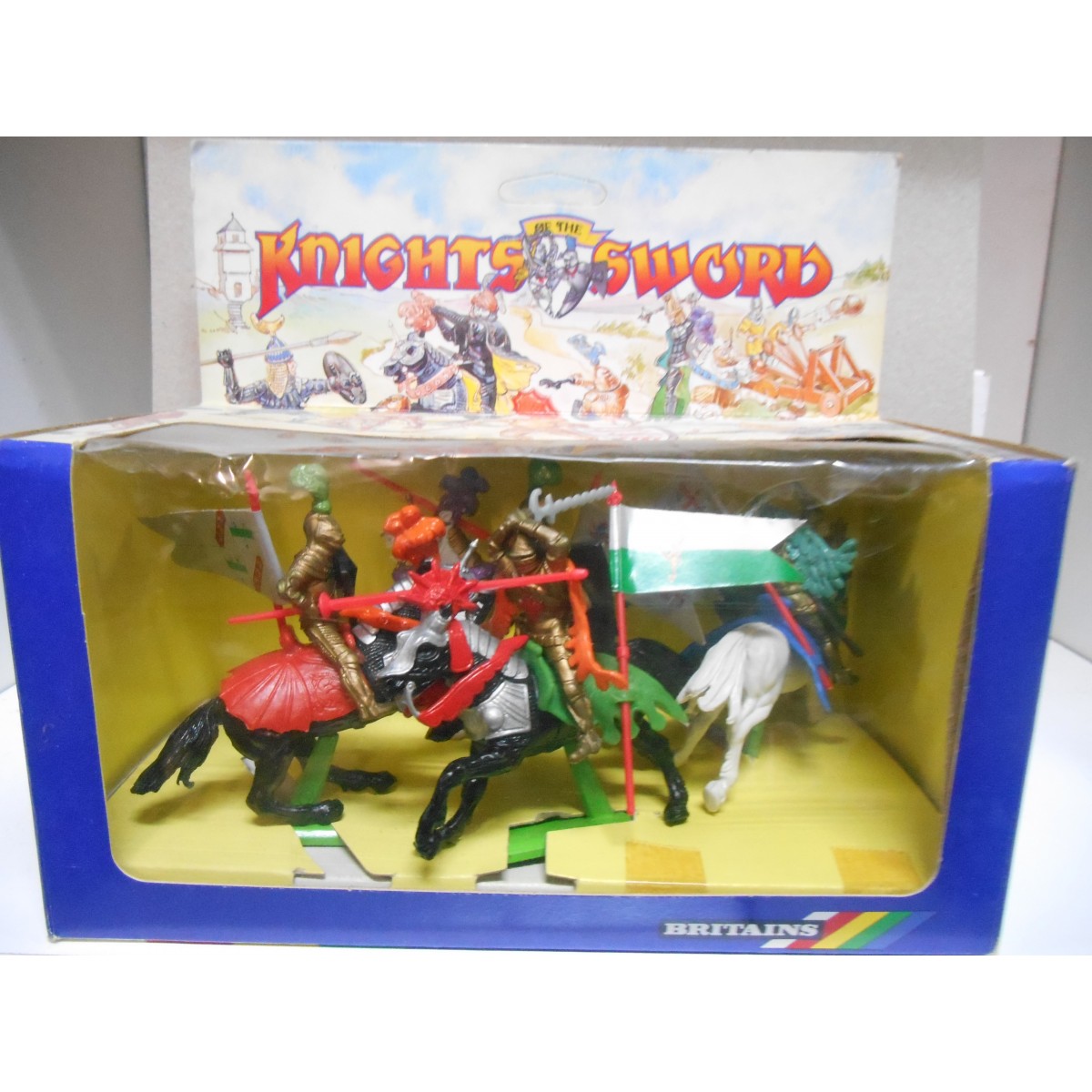 KNIGHTS OF THE SWORD 7745 MOUNTED BANNER 54mm BRITAINS VINTAGE USADO ...