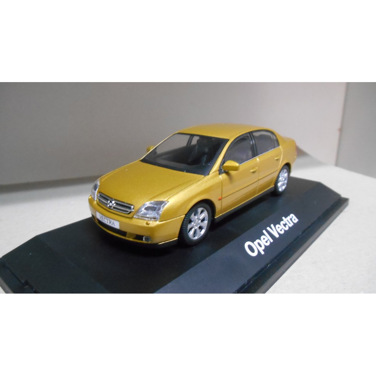 OPEL VECTRA C GOLD 1:43 DEALER SCHUCO - BCN STOCK CARS