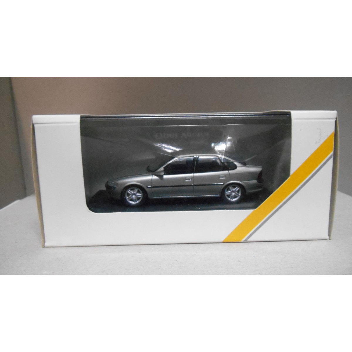 OPEL VECTRA B GREY 1:43 DEALER SCHUCO - BCN STOCK CARS