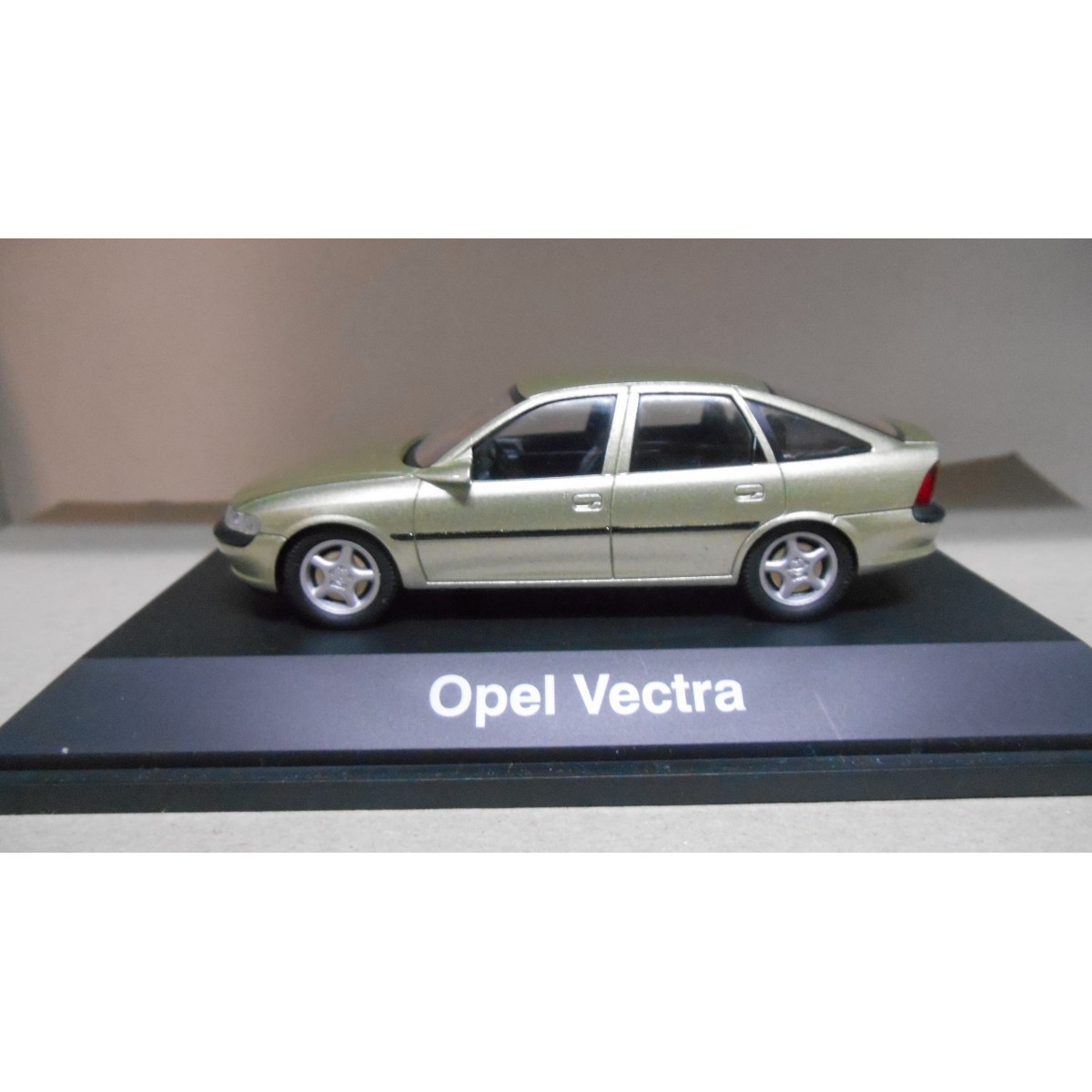 OPEL VECTRA B 5P GREEN 1:43 DEALER SCHUCO - BCN STOCK CARS
