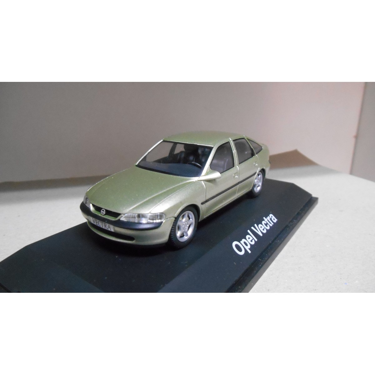 OPEL VECTRA B 5P GREEN 1:43 DEALER SCHUCO - BCN STOCK CARS