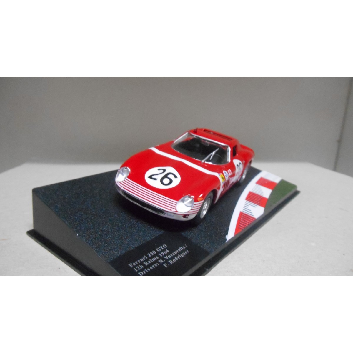 FERRARI 250 GTO 12 H REIMS 1964 VACCARELLA-RODRIGUEZ 1:43 FERRARI RACING IXO - BCN STOCK CARS