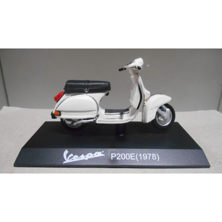 VESPA 1978 P200E WHITE MOTO/BIKE 1:18 SALVAT MAISTO - BCN STOCK CARS
