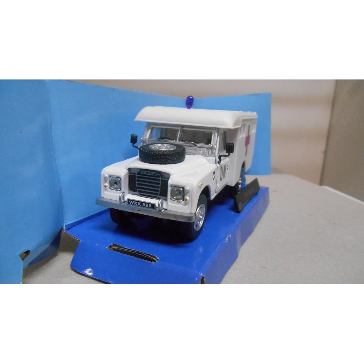 LAND ROVER 109 AMBULANCE UNITED NATIONS 1:43 CARARAMA - BCN STOCK CARS