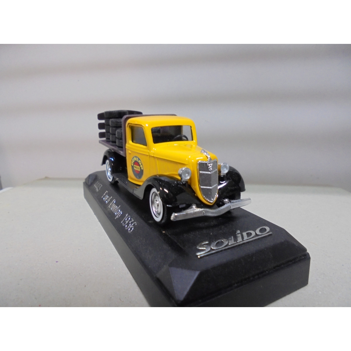 FORD V8 PICK UP TRUCK 1936 DUNLOP 1:43 SOLIDO 4443 - BCN STOCK CARS
