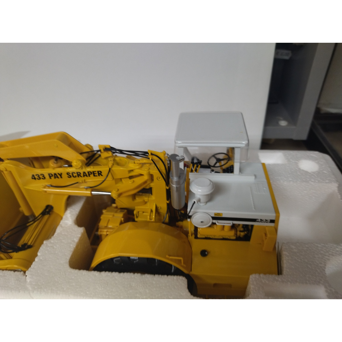 INTERNATIONAL HARVESTER 433 DUAL ENGINE PAY SCRAPER 1:25 FIRST GEAR ...