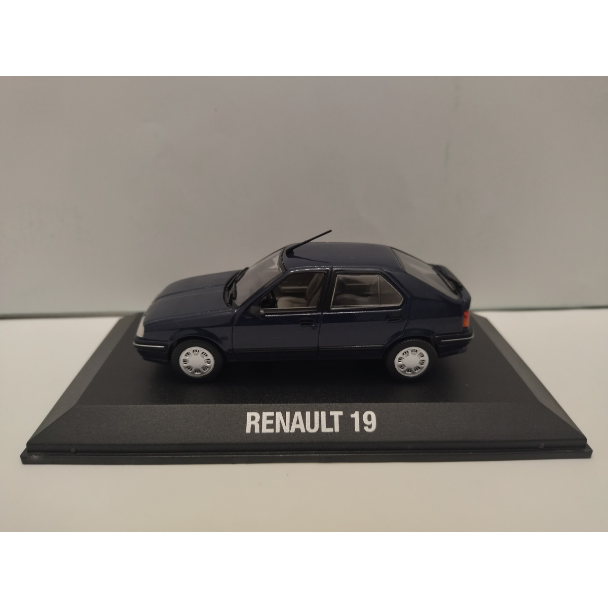 RENAULT 19 1988 5P PHASE I BLEU 1:43 DEALER NOREV HARD BOX - BCN STOCK CARS