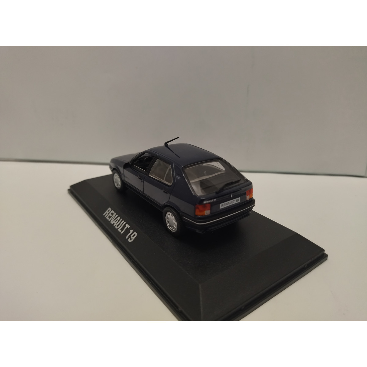RENAULT 19 1988 5P PHASE I BLEU 1:43 DEALER NOREV HARD BOX - BCN STOCK CARS